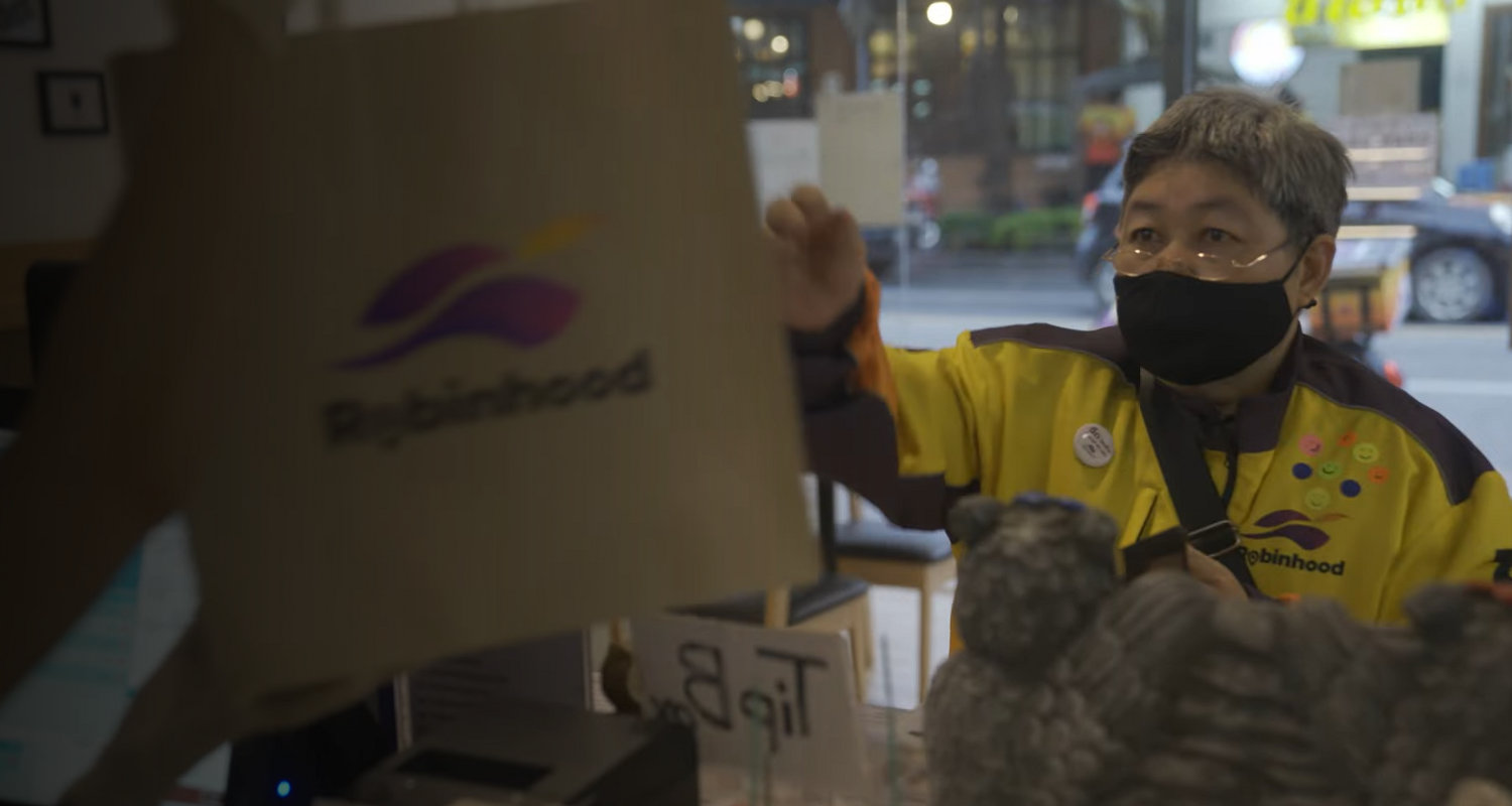 Aunty Maew, a Robinhood rider with a diamond heart